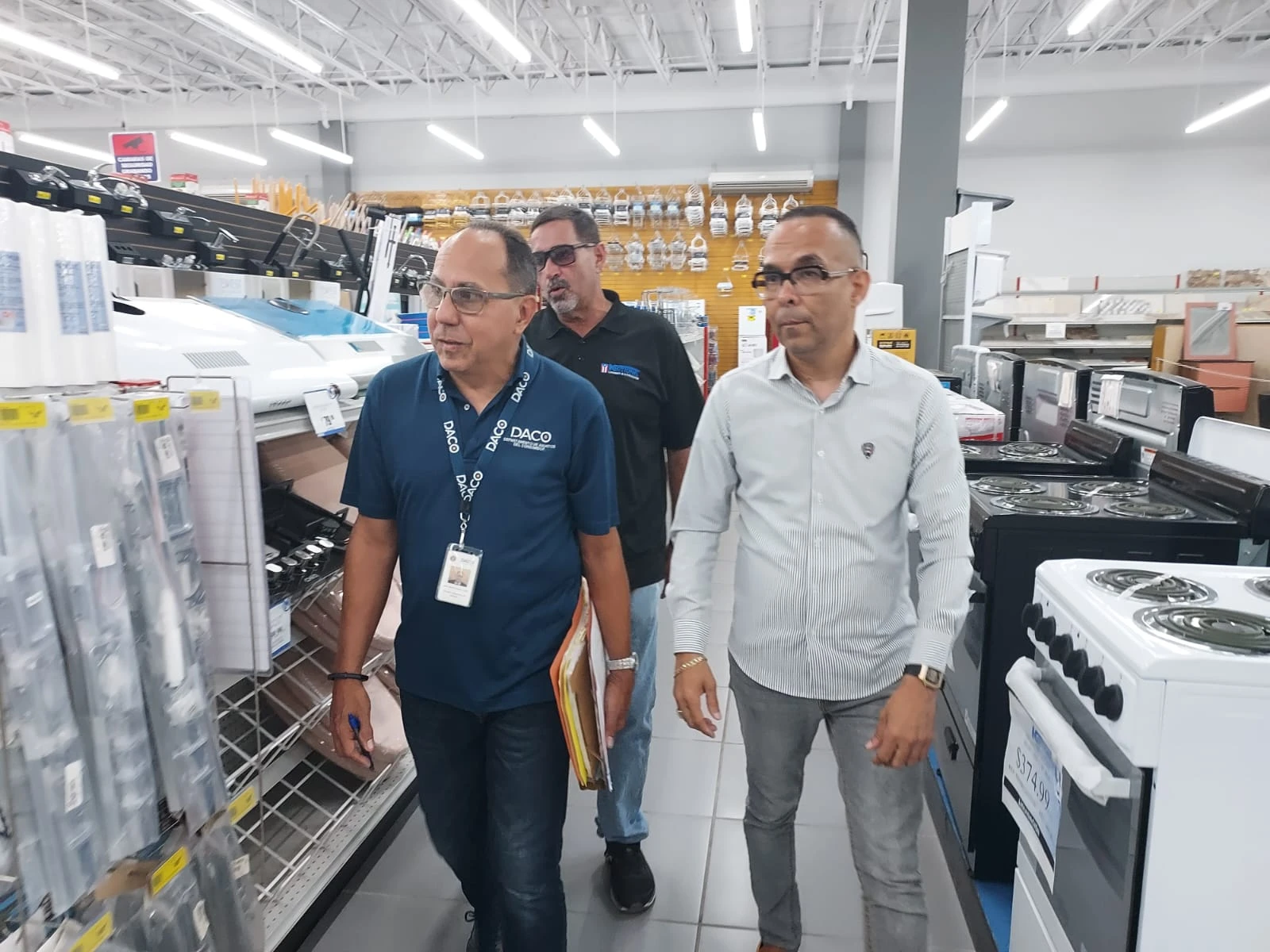 Rep. Robles fiscaliza precios e "IVU Free" en área norte