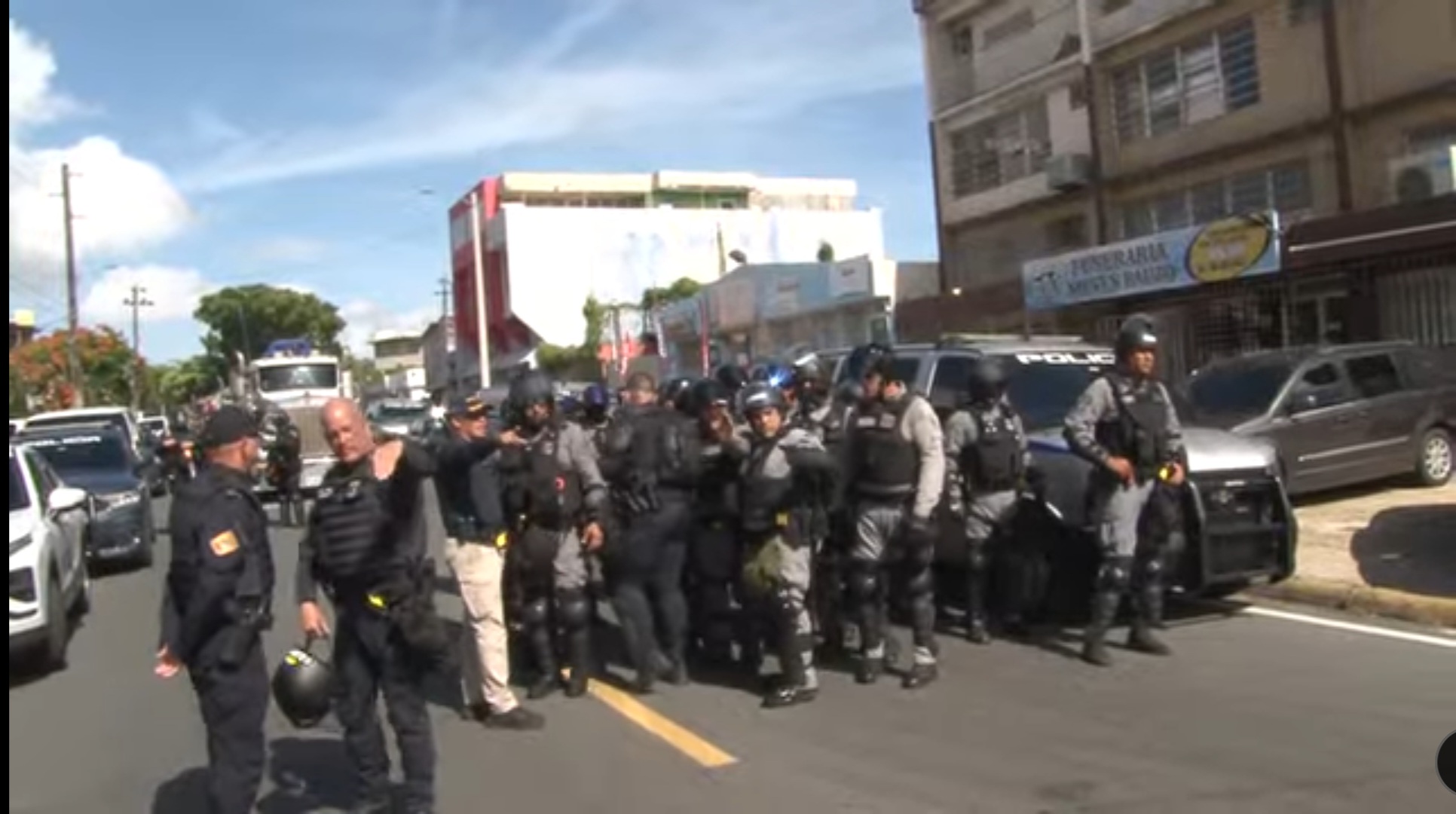 Desafío de manifestantes provoca arrestos de la fuerza de choque en ...